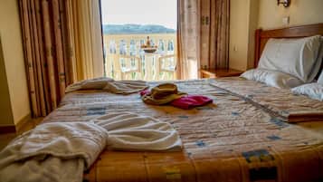 Twin Room with Terrace (Double or Twin Beds) | Cofre no quarto, ferro/tábua de engomar, Wi-fi grátis