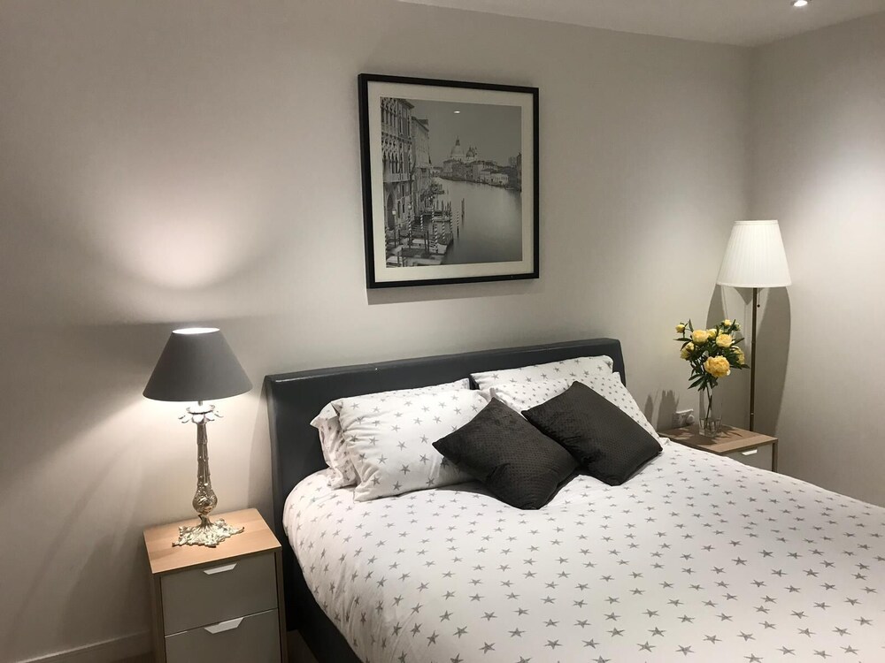 Deluxe 2 bed Apartment in Kew Bridge - Brentford | Vrbo