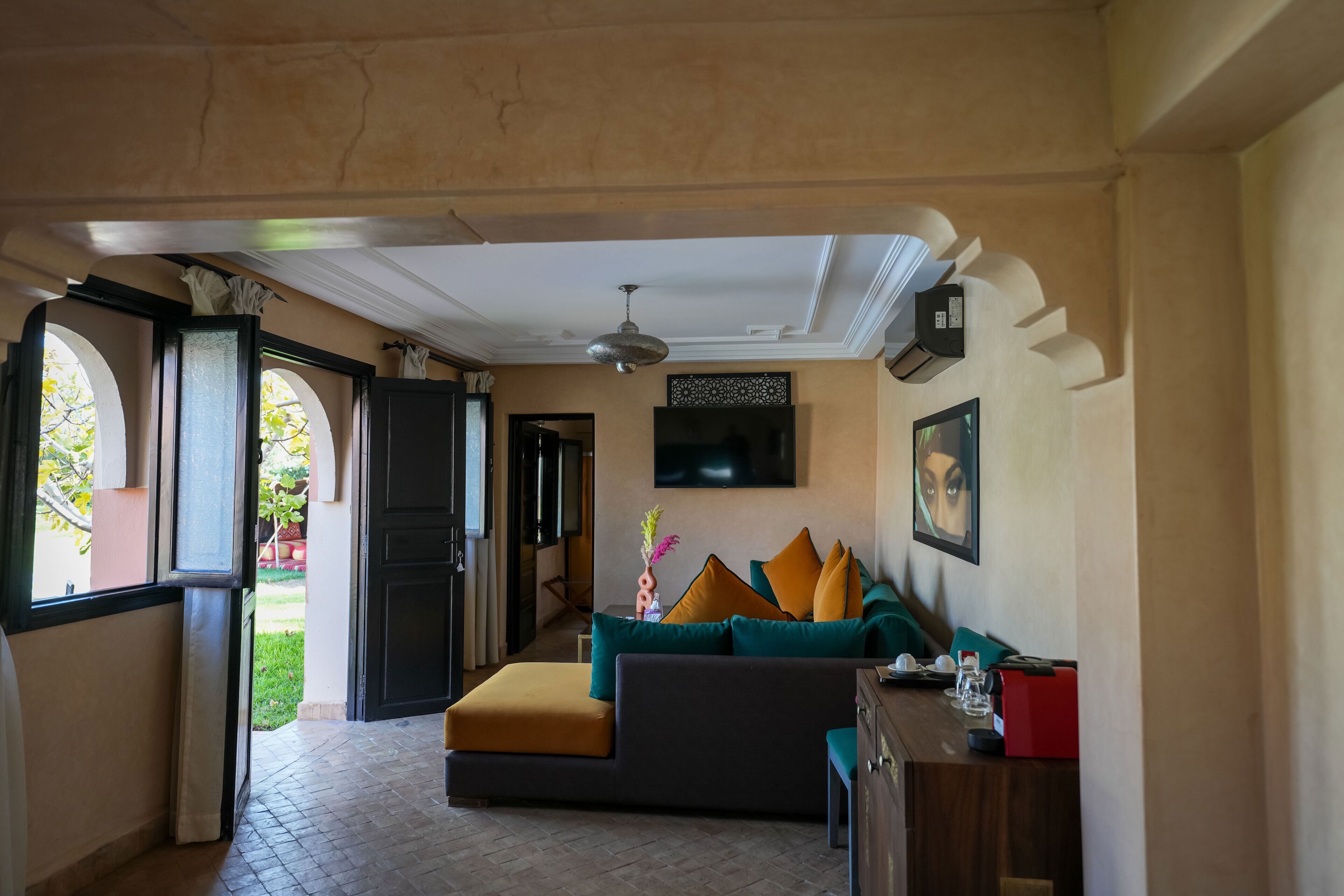 Suite Júnior, 1 cama king-size, casa de banho privativa, vista para o jardim | 1 quarto, cofre no quarto, Wi-fi grátis 