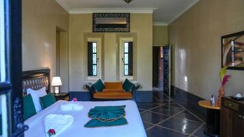 Suite Superior, 1 cama king-size, casa de banho privativa, vista para a piscina | 1 quarto, cofre no quarto, Wi-fi grátis