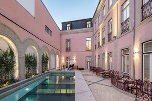 Piscina interior, piscina exterior, guarda-sóis, espreguiçadeiras 