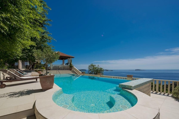Private Seaside Villa Sleeps 10 With Infinity Pool - Mlini