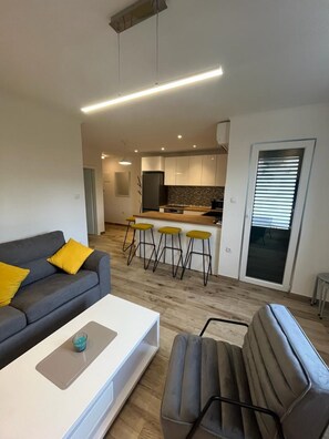 Apartamento, 1 cama queen-size e sofá-cama | Sala de estar