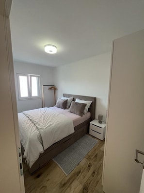 Apartamento, 1 cama queen-size e sofá-cama | 1 quarto, ferro/tábua de engomar, Wi-fi grátis, roupa de cama fornecida 