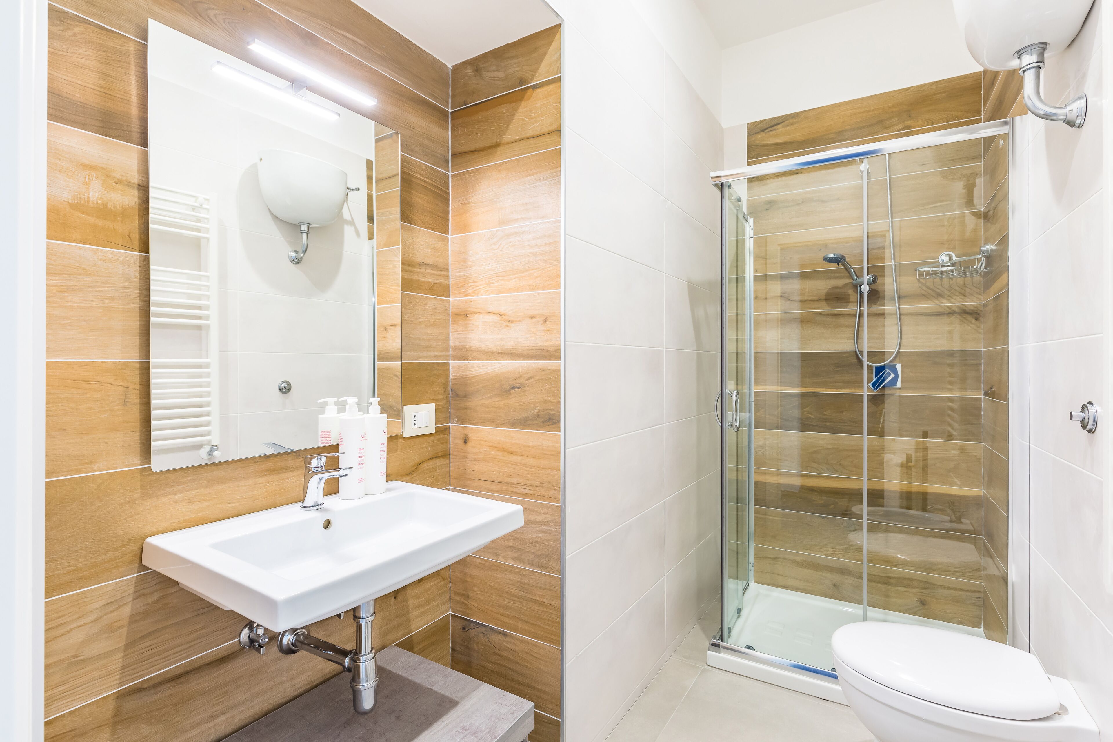 Estúdio empresarial | Banheiro | Chuveiro, produtos de toalete grátis, secador de cabelo, bidê