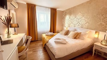 Quarto Clássico com Cama de Casal | Cofre no quarto, com decoração personalizada, secretária