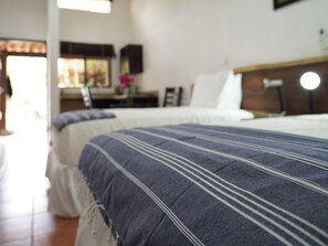 Quarto Signature, 2 camas individuais, kitchenette, vista para a piscina | Cortinas/cortinados opacos, Wi-fi grátis, roupa de cama fornecida 