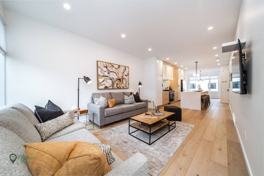 Full Home W/ Separate Bsmt | Sleeps 12| King Beds - Alberta