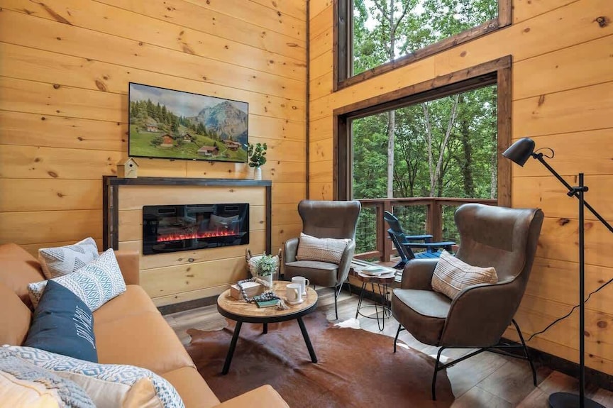 Cozy Chalet With Hot Tub Near Downtown - Gatlinburg, TN
