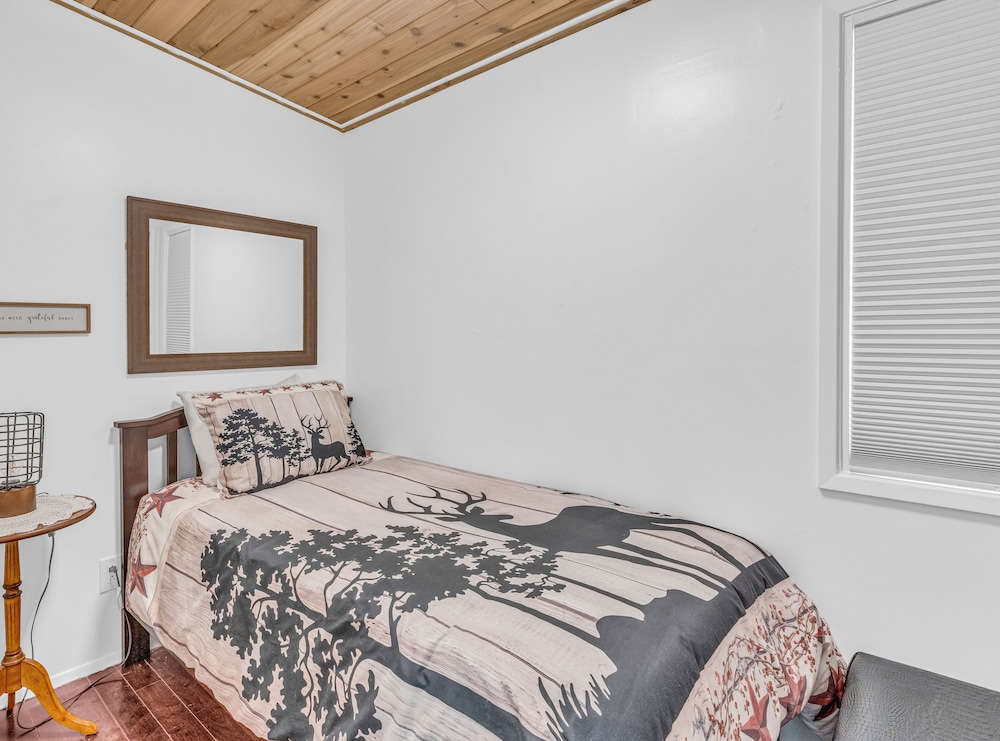 Couples Retreat! Every Season-Luxury, River Front, Hot tub and outdoor ...