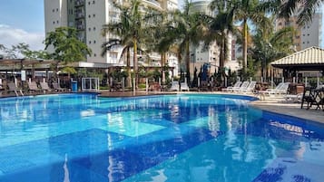 2 piscinas externas, barracas de cortesia, guarda-sóis