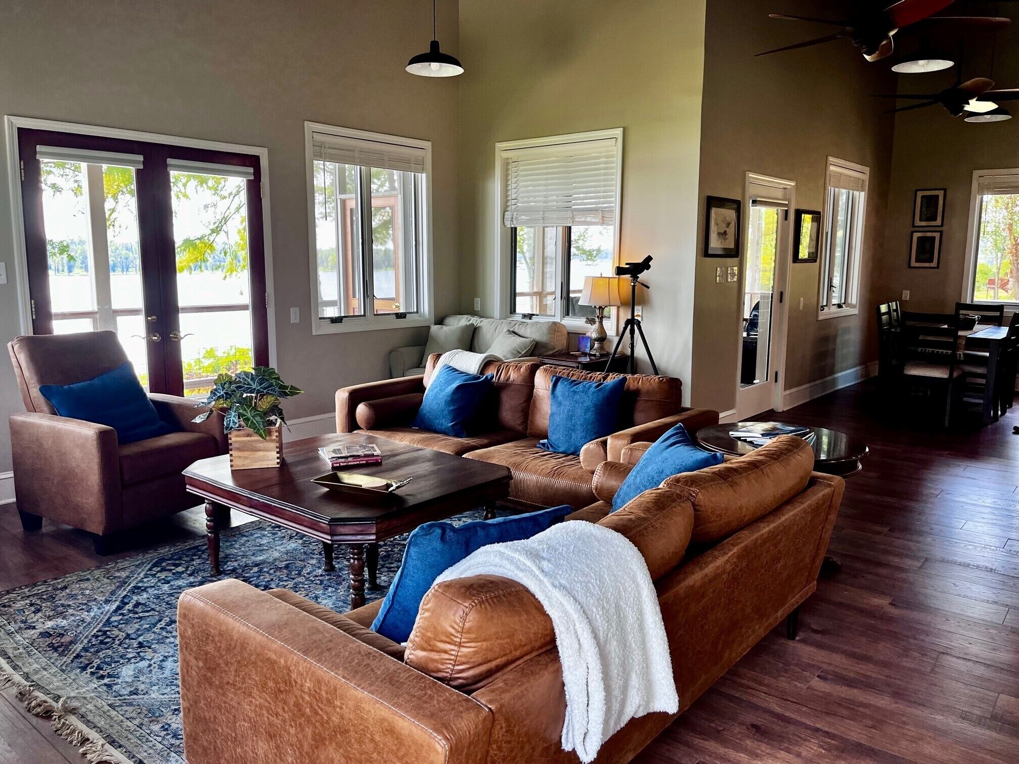 Pet Friendly Lakefront Home With Boat Ramp~ The Overlook At Bachelor Bend - Greenville, MS