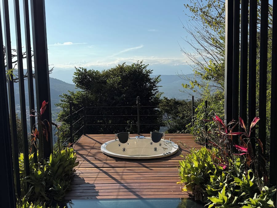 Cabana de Madeira Panorâmica, 1 cama king-size, banheira de hidromassagem grande | Roupa de alta qualidade, edredões de penas