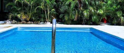 Piscina externa, guarda-sóis, espreguiçadeiras