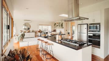 Um micro-ondas, uma placa de cozinha, uma cafeteira/bule