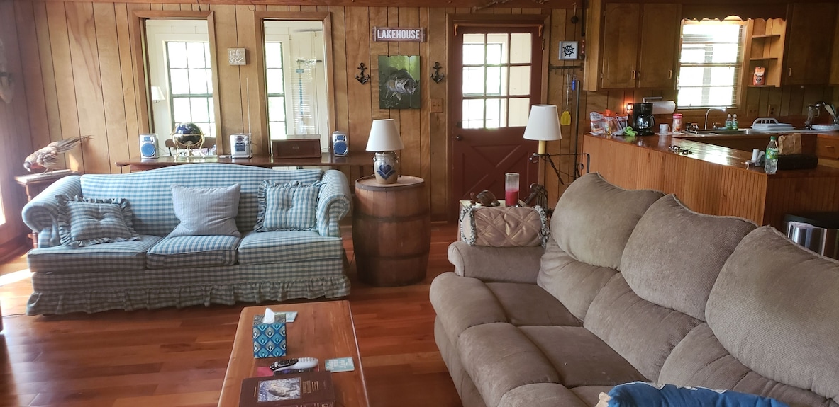Lake House On 14 Acre Stocked Lake. Fish, Boat, Or Just Relax. Your On Lake Time - Middleton, TN