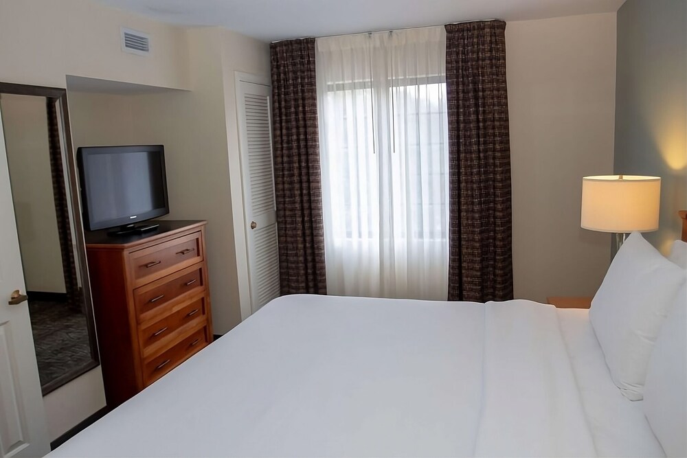 Just 8 Miles From Six Flags Fiesta Texas! Comes W/ Free Breakfast & Pool Access! - San Antonio, TX