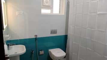 Quarto Superior | Casa de banho | Um polibã, um chuveiro fixo, artigos de higiene pessoal grátis