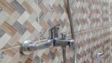 Quarto casal luxo | Banheiro | Chuveiro, toalhas de banho, sabonete, shampoo