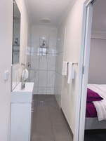 Quarto Duplo Superior | Casa de banho | Um polibã, toalhas fornecidas 