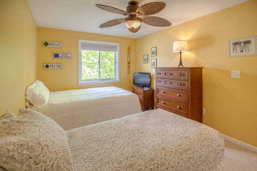 Condo on the Pond! Hot Tub &Pool - Lincoln | Vrbo