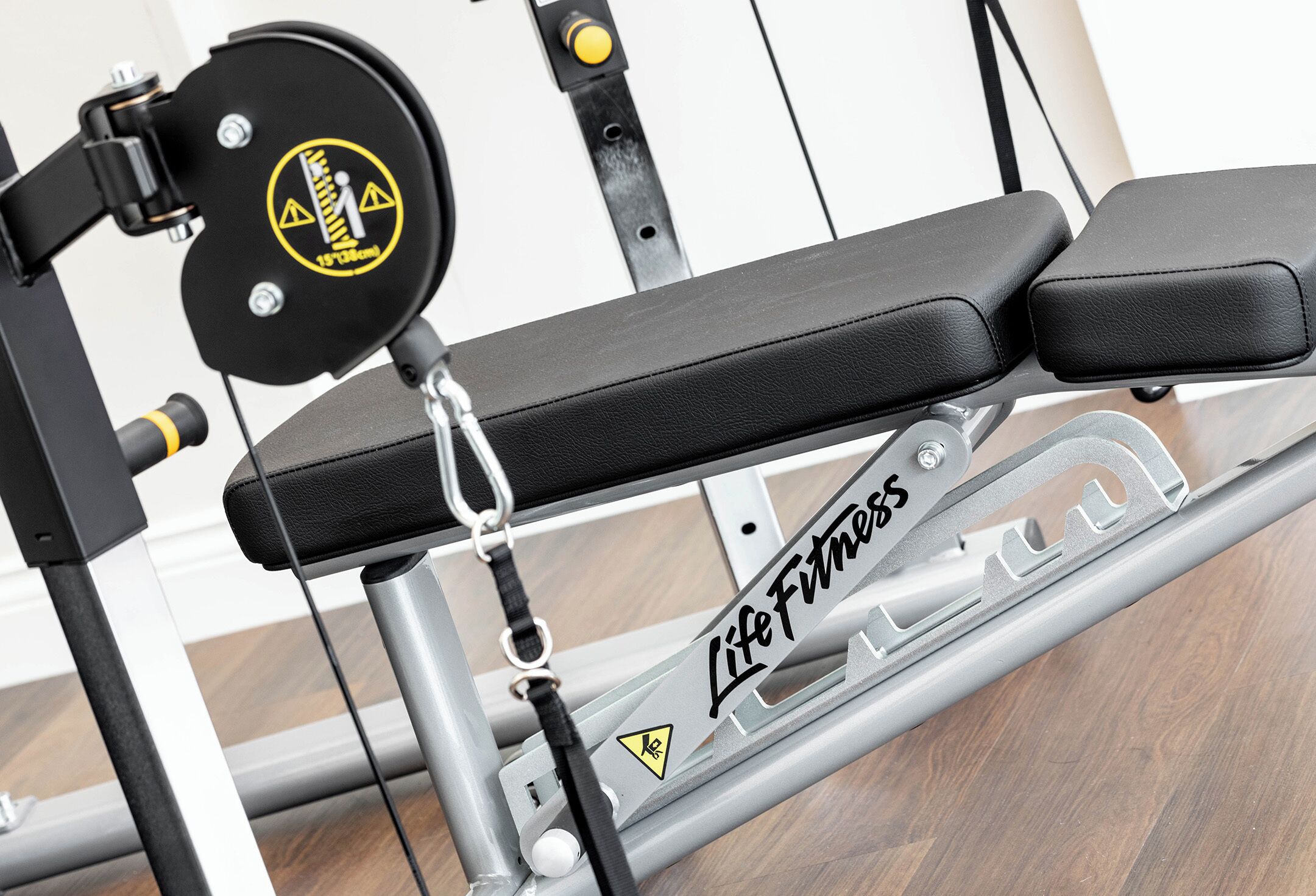 Uma bicicleta ergométrica fixa com banco e guidão pretos, com a marca 'Life Fitness'.