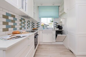 Apartamento, 2 quartos, terraço, ao lado da praia | Cozinha privada | Lava-louças, cafeteira/chaleira, talheres/pratos/utensílios de cozinha