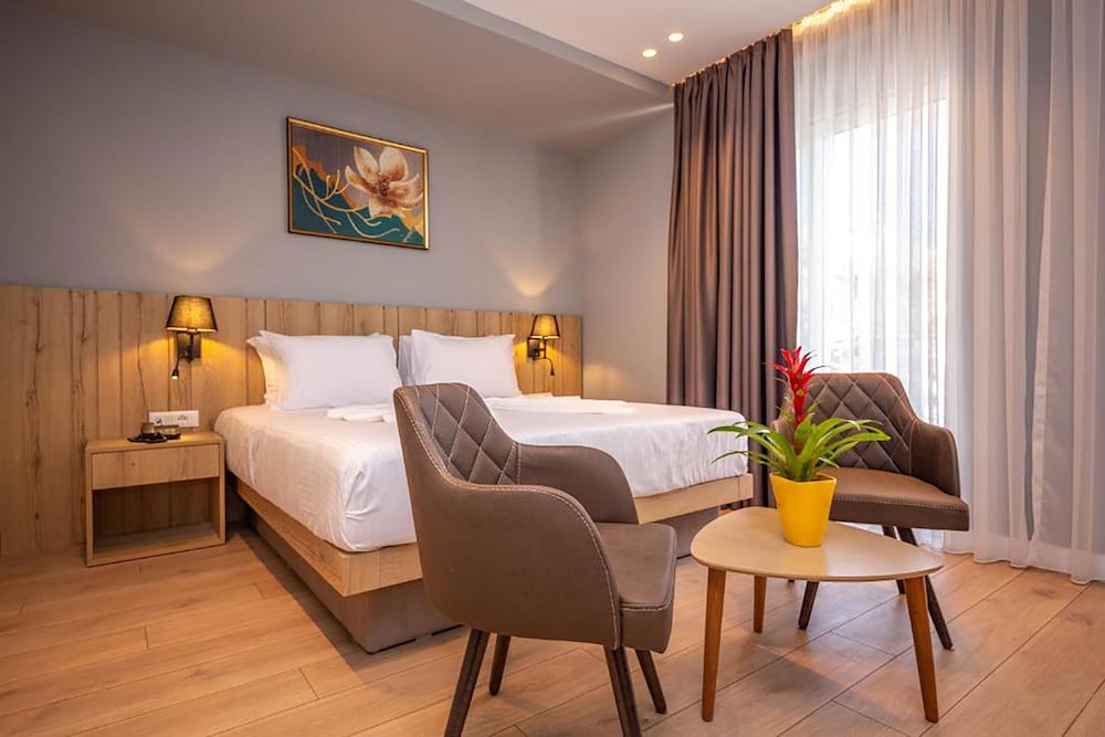 Azure Inn Hotel - Sarandë