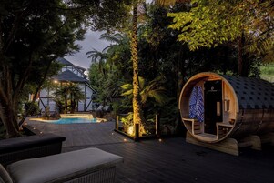 Piscina externa, funciona das 9h às 22h, espreguiçadeiras