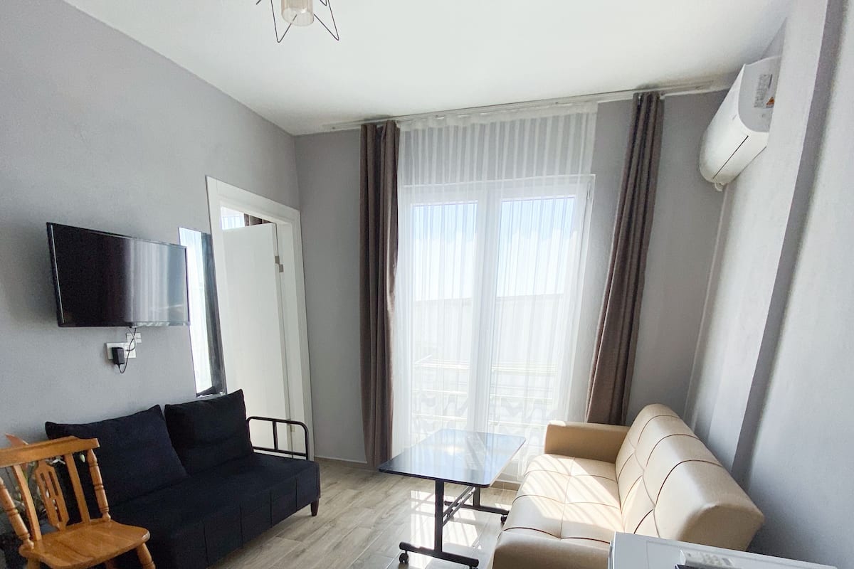 Apartamento conforto, para fumantes, vista parcial para o mar | 1 quarto, escrivaninha, Wi-Fi de cortesia, roupa de cama