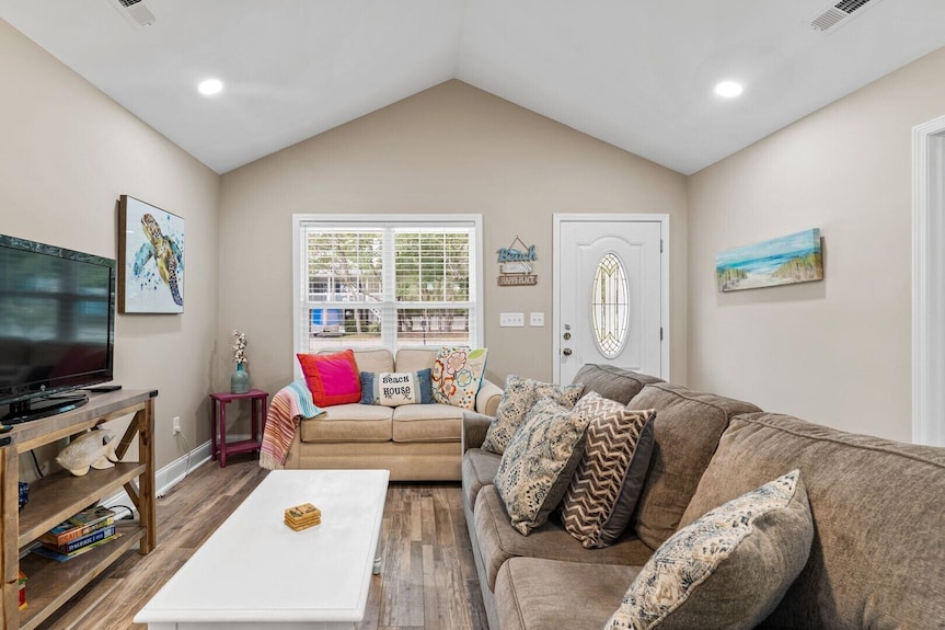 Feisty Turtles / 158 Nw 1st Street- Coastal Vacation Resorts - Oak Island, NC