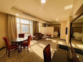 Quarto família, 1 cama King, para não fumantes, vista para a cidade | Cofres nos quartos, escrivaninha, cortinas blackout