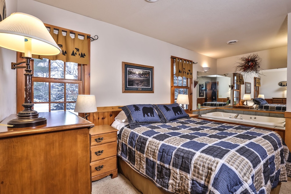 Stepaway Vacation Rentals - Cooper's Cabin - Eagle River, WI