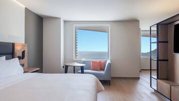 Suite Júnior, 1 cama king-size | Secretária, secretária adequada para computadores portáteis