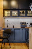 Apartamento | Kitchenette privada | Um frigorífico, um micro-ondas, um forno, uma placa de cozinha