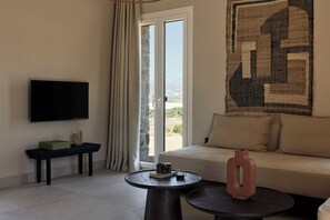 Villa Premium, 2 quartos (with outdoor plunge pool) | Sala de estar | Smart TV de 40 polegadas com canais digitais, televisor 