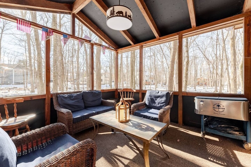 Private Wooded Escape + Hot Tub + Fire Pit And Screen Porch - East Stroudsburg, PA