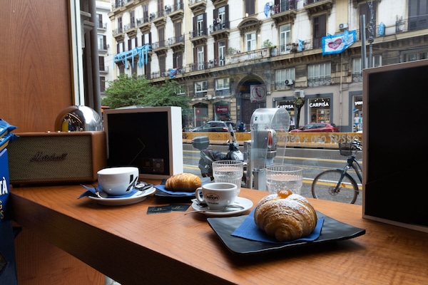 Café da manhã completo grátis todos os dias