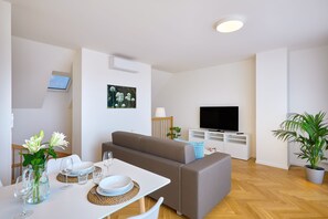 Penthouse Exclusiva, 2 quartos, terraço | Sala de estar | Smart TV 