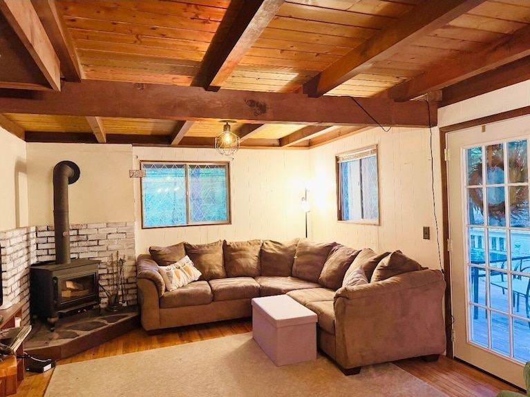 Adorable Gingerbread Style Cabin In Gorgeous Amenity Filled Lake/pool Community - Pennsylvania