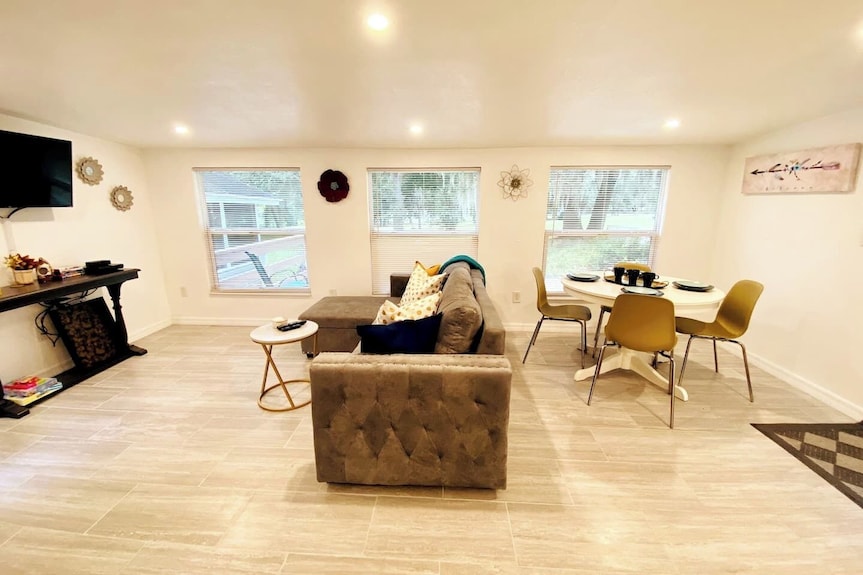 Lilac Loft- Lake, Pool, Pickle Ball, Disney, Fun! - Clermont, FL