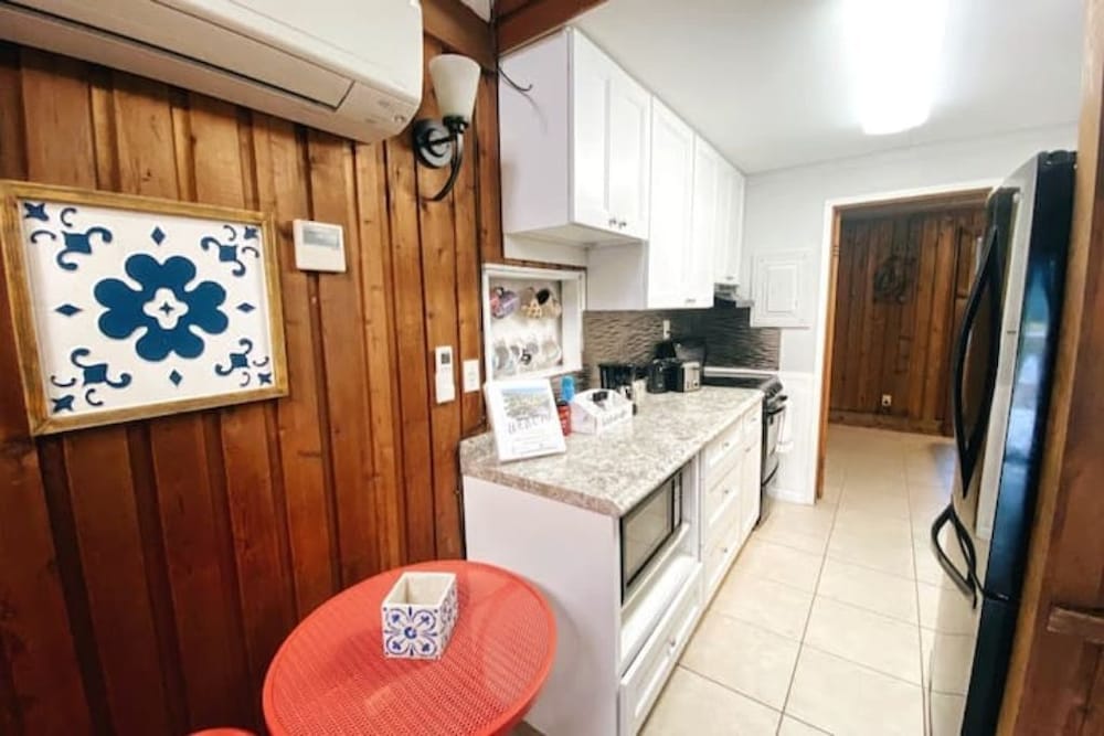 Coral Cottage-pvt Lake & Pool Access Near Theme Parks W/porch - Clermont, FL