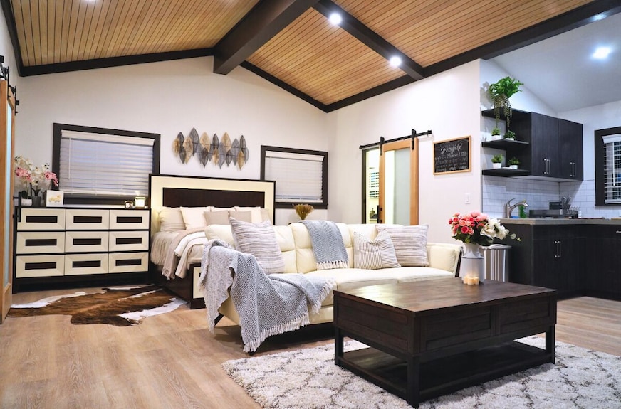 Sleek Designer Loft: Ps-5, Arcade, And Luxury Amenities / Downtown Jacksonville - Jacksonville, FL