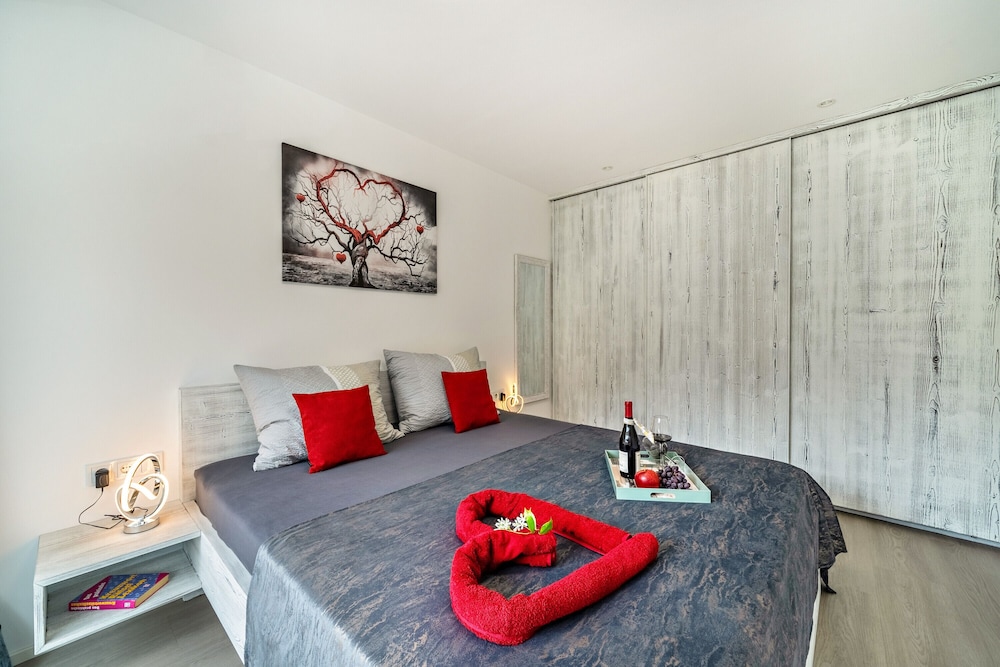 Ferienwohnung "Il Cuore Rosso" - Neubau Im Zentrum Mit Bergblick, Balkon Und Klimaanlage - Naturns