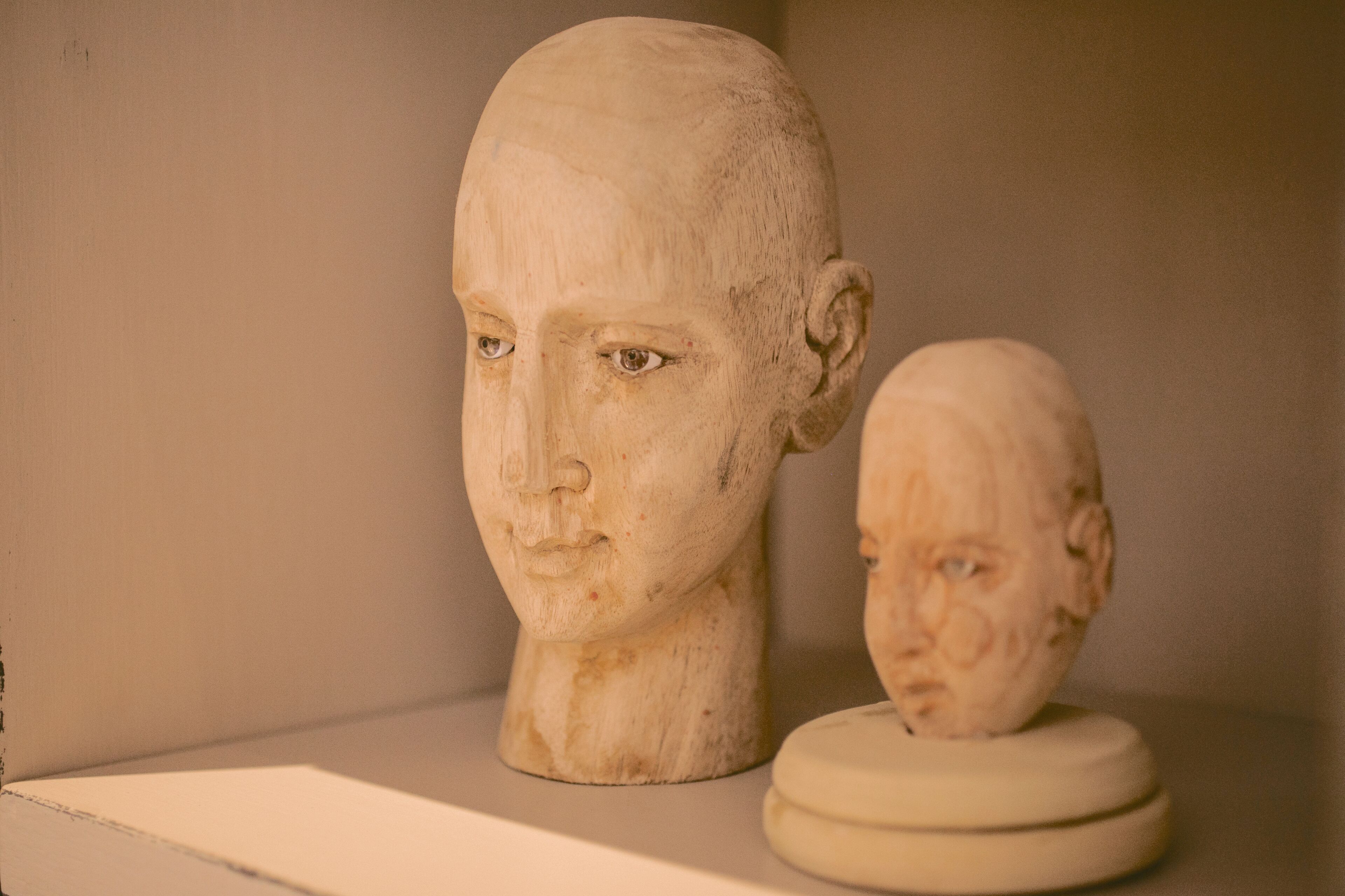 Escultura de busto sobre um pedestal.