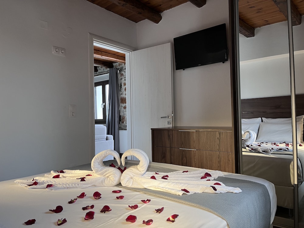 Double Bee Villa With Private Pool - Kaminaki