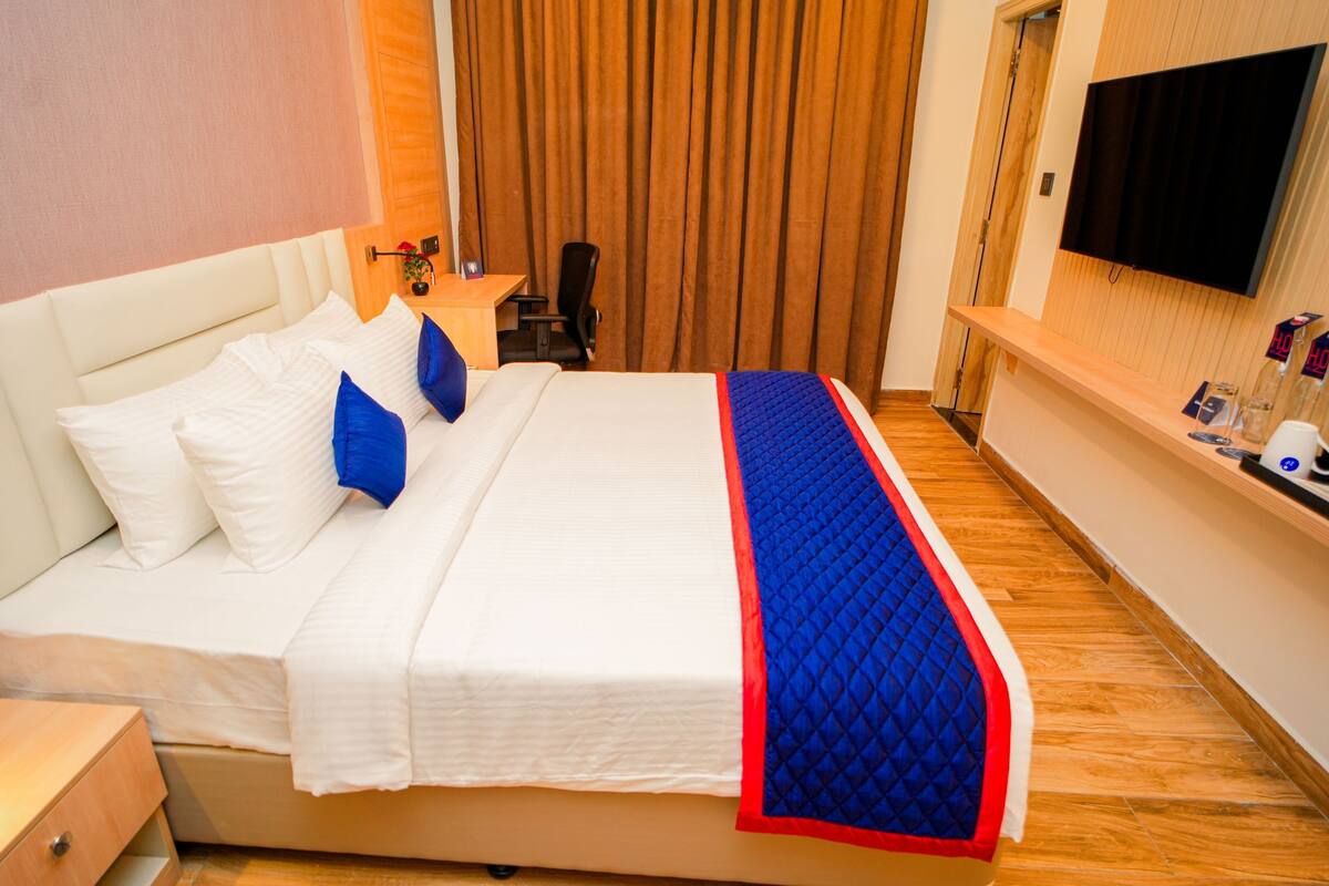 Quarto Superior | Roupa de alta qualidade, cofre no quarto, secretária