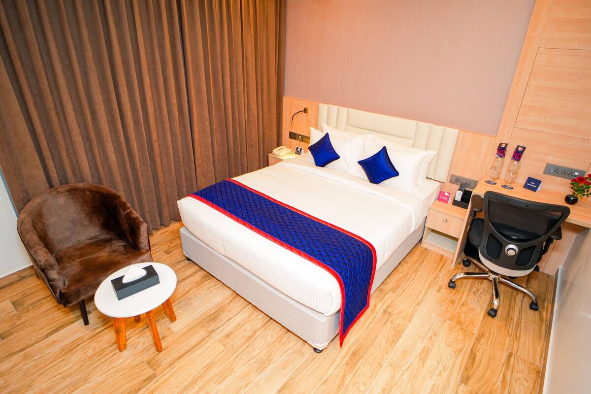 Quarto Superior | Roupa de alta qualidade, cofre no quarto, secretária