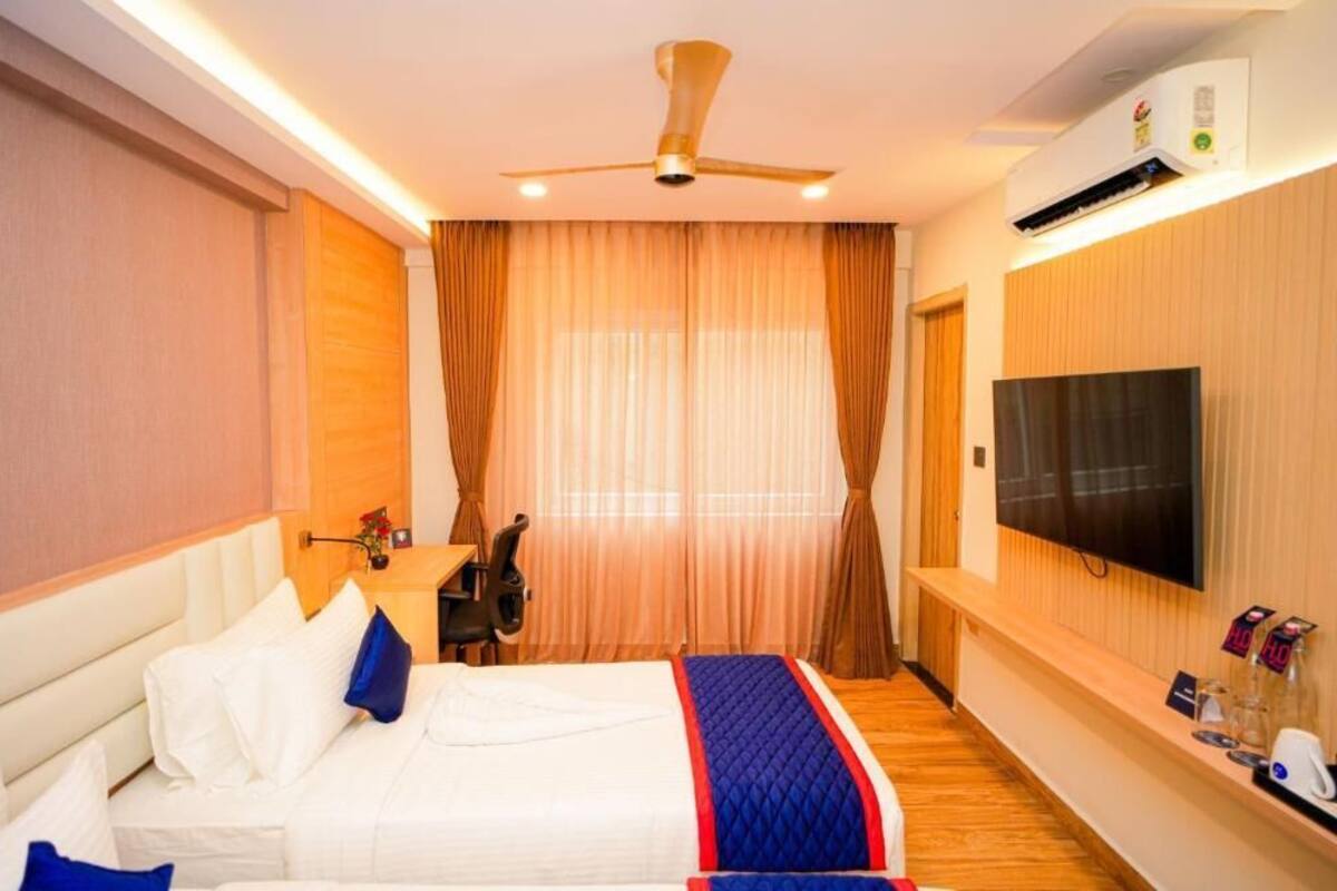 Roupa de alta qualidade, cofre no quarto, secretária