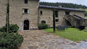 Um edifício de pedra com uma escadaria de pedra que leva a uma porta de madeira.